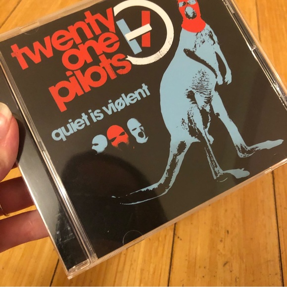 Media | Rare Twenty One Pilots Quiet Is Violent Australian Exclusive Ep ...